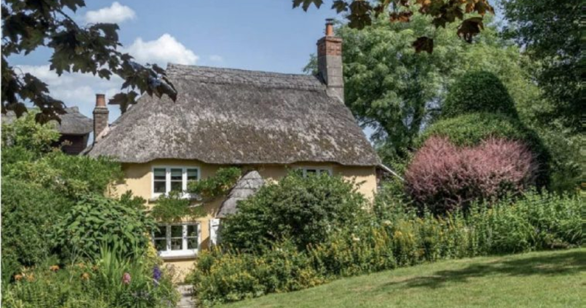 Detta hus ser ut som en stuga ur en saga. Det är 500 år gammalt och ...