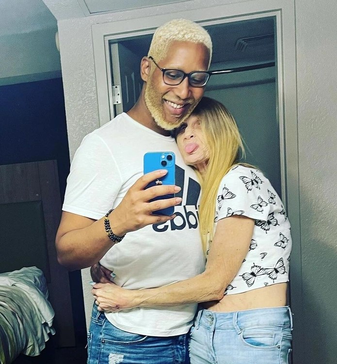 “Deras kärlek är blind”: En 63-årig kvinna gifte sig med en 26-årig man och de väntar sitt ...