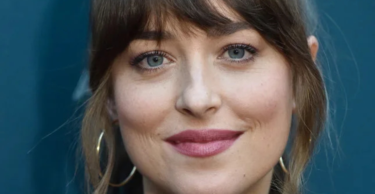 “Andra rodnar åt hennes vägnar” – Dakota Johnsons vågade look utan ...