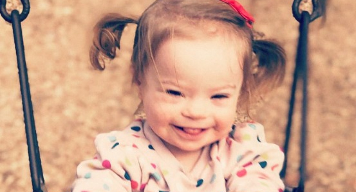 Den lilla flickan – en dotter till en Hollywoodstjärna, som kämpar med ...